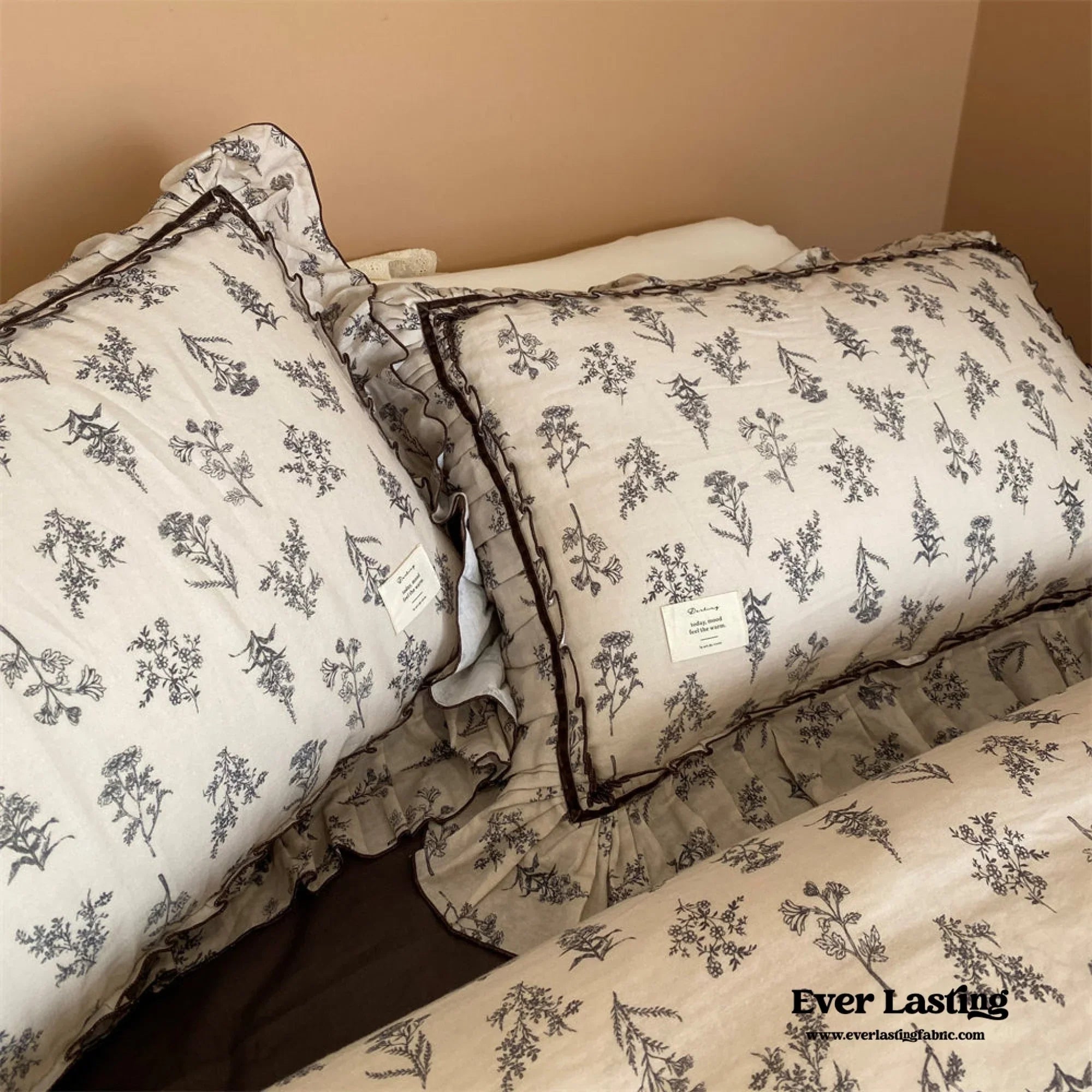 Maple Leaf Magic: Cozy Fall Bedding Bundles for Your Room